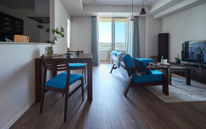 【インテリア実例】ブラウン×ブルーが彩る理想の二人暮らし・2LDKレイアウト | a.flat その暮らしに、アジアの風を - 目黒通り・新宿・大阪梅田(グランフロント北館)