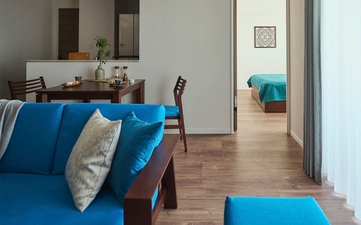 【インテリア実例】ブラウン×ブルーが彩る理想の二人暮らし・2LDKレイアウト | a.flat その暮らしに、アジアの風を - 目黒通り・新宿・大阪梅田(グランフロント北館)