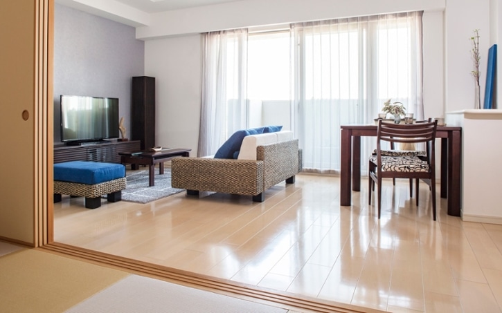 【2LDK インテリア実例】ローソファの開放感と和室に癒されるインテリアコーディネート | a.flat その暮らしに、アジアの風を - 目黒通り・新宿・大阪梅田(グランフロント北館)