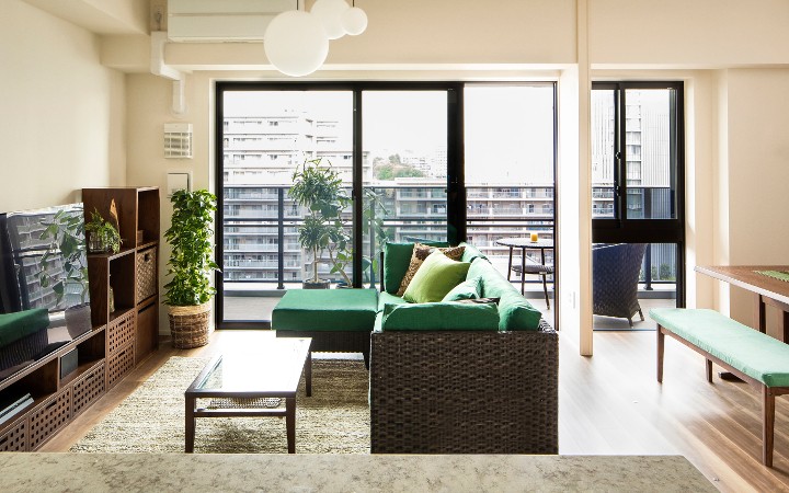 【インテリア実例】目黒川沿いの自然を取り入れたグリーンの3LDKコーディネート | a.flat その暮らしに、アジアの風を - 目黒通り・新宿・大阪梅田(グランフロント北館)