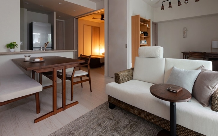 2LDKのレイアウト例・家具配置 ～二人暮らし・同棲で叶える理想のリビング・部屋～ | a.flat 風が運ぶ、自然の贈りもの - 目黒通り・新宿・大阪梅田(グランフロント北館)