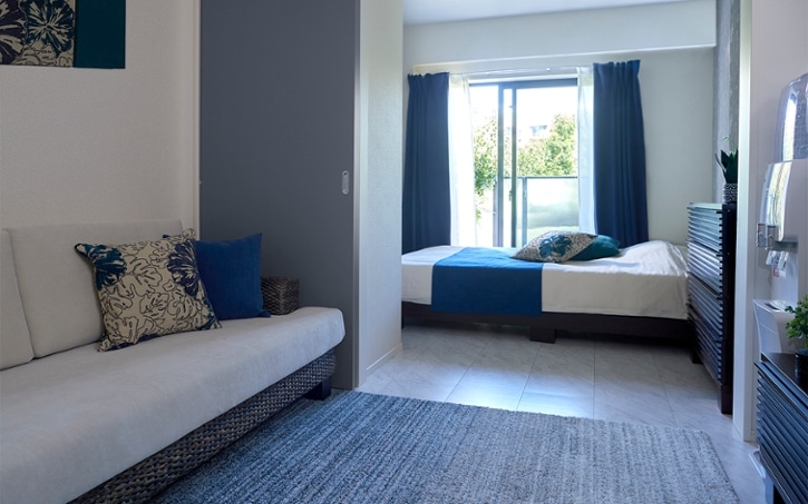 【インテリア実例】1DKを快適に暮らせる一人暮らしのレイアウトとカラーコーデ | a.flat 風が運ぶ、自然の贈りもの - 目黒通り・新宿・大阪梅田(グランフロント北館)